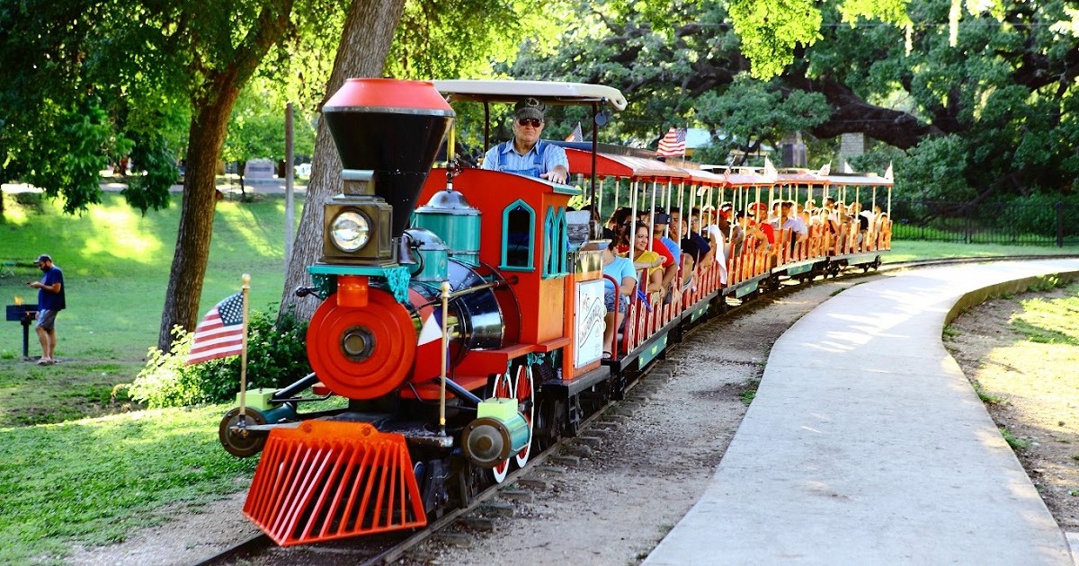 This Miniature Train Ride Through A Scenic Park In Texas Is Fun For The ...