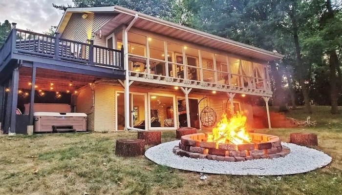 You Can't Beat Staying At A Country Cabin With A Hot Tub In Iowa