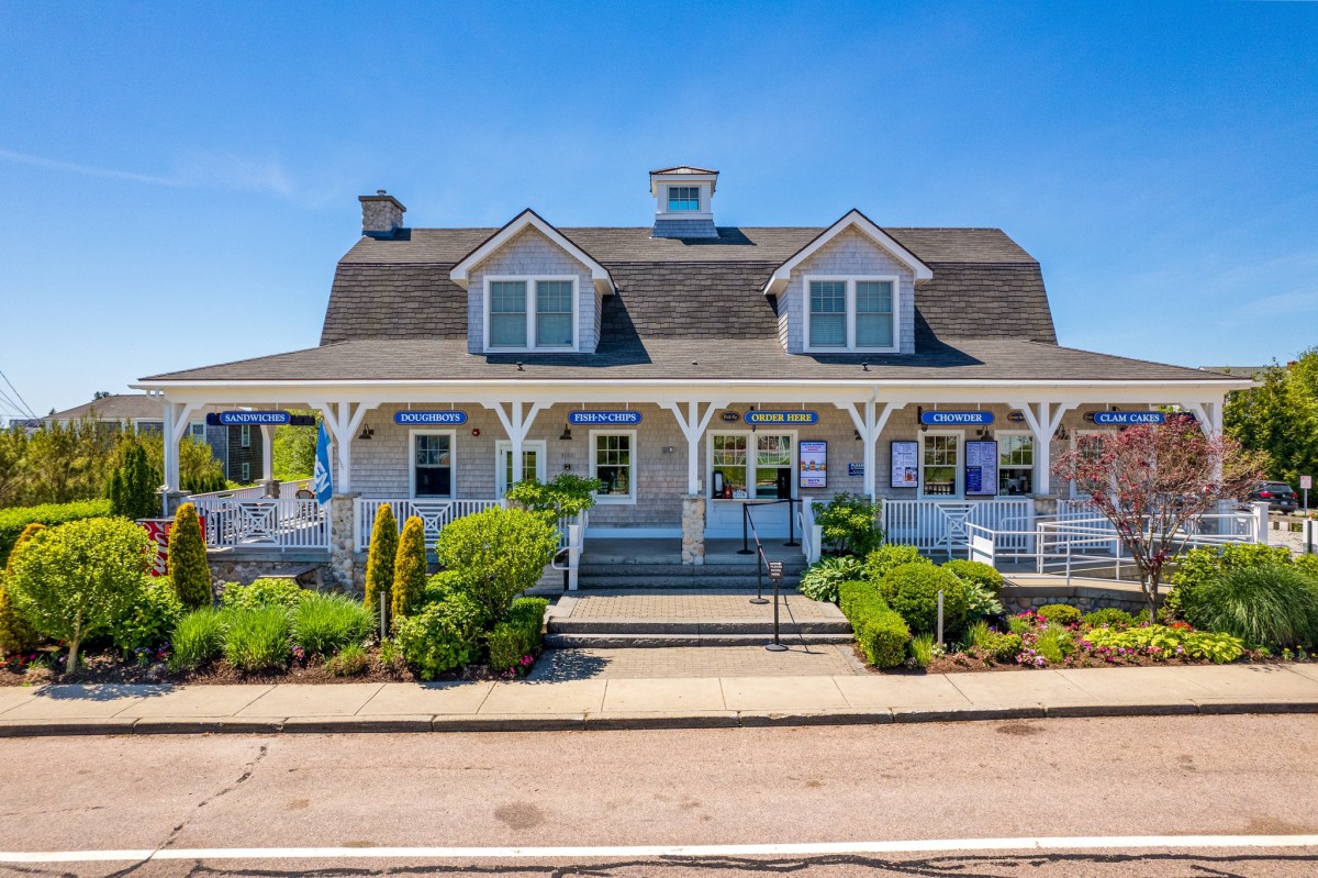 Indulge In The Best Doughboys At This Rhode Island Restaurant