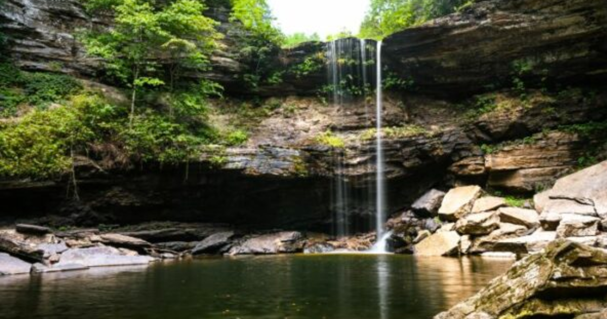 This Blue Hole Trail In Tennessee Is So Beautiful