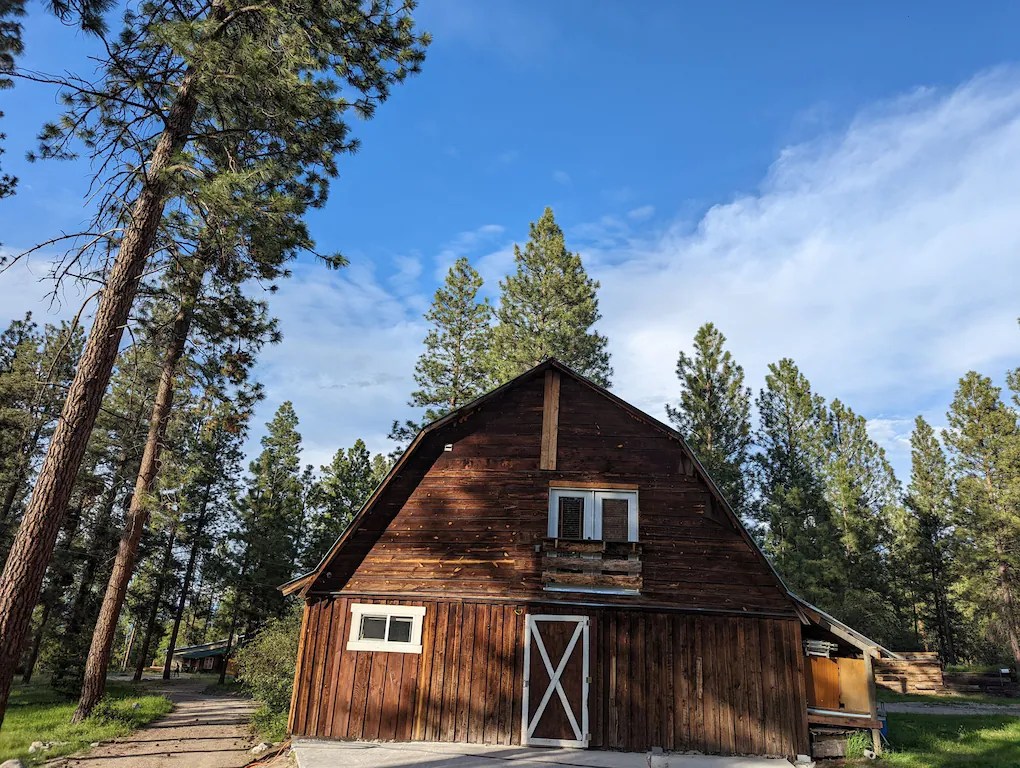 This Renovated Barn VRBO In Montana Is One Of The Coolest Places To ...