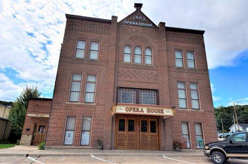History Buffs Will Love These Three Landmarks in Elkader, Iowa