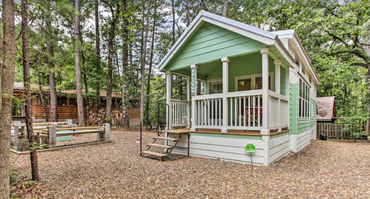 Stay The Night In This VRBO Tiny Home Cottage In Oklahoma