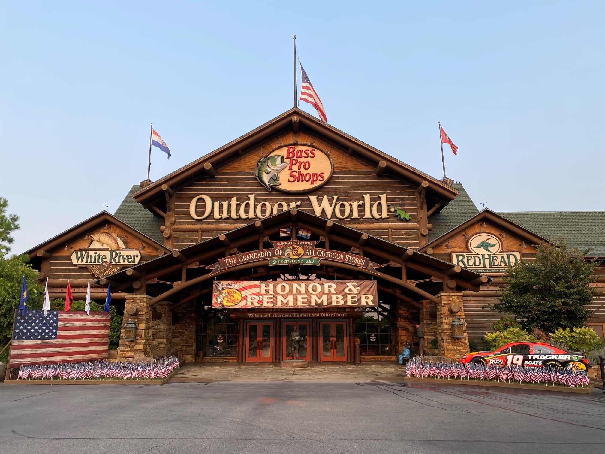 Spanning 500,000-Square Feet, The Original Bass Pro Shop Is In ...