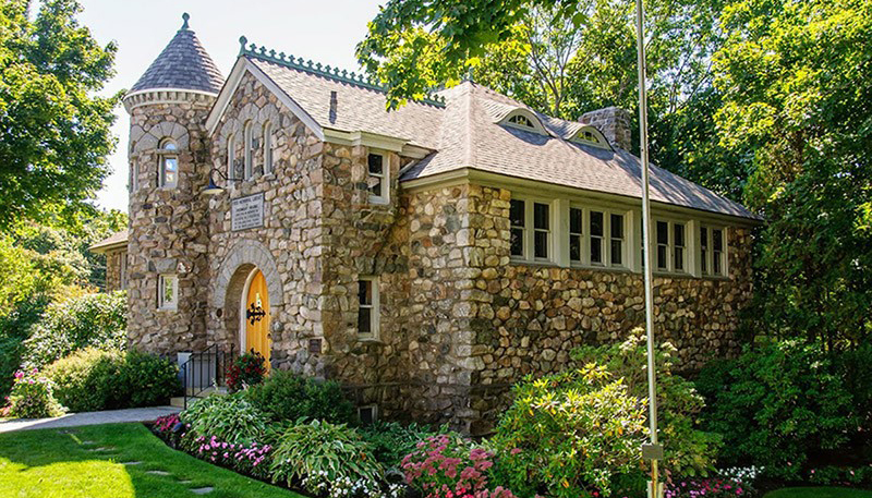 The Beautiful Maine Library That Looks Like Something From A Book Lover ...