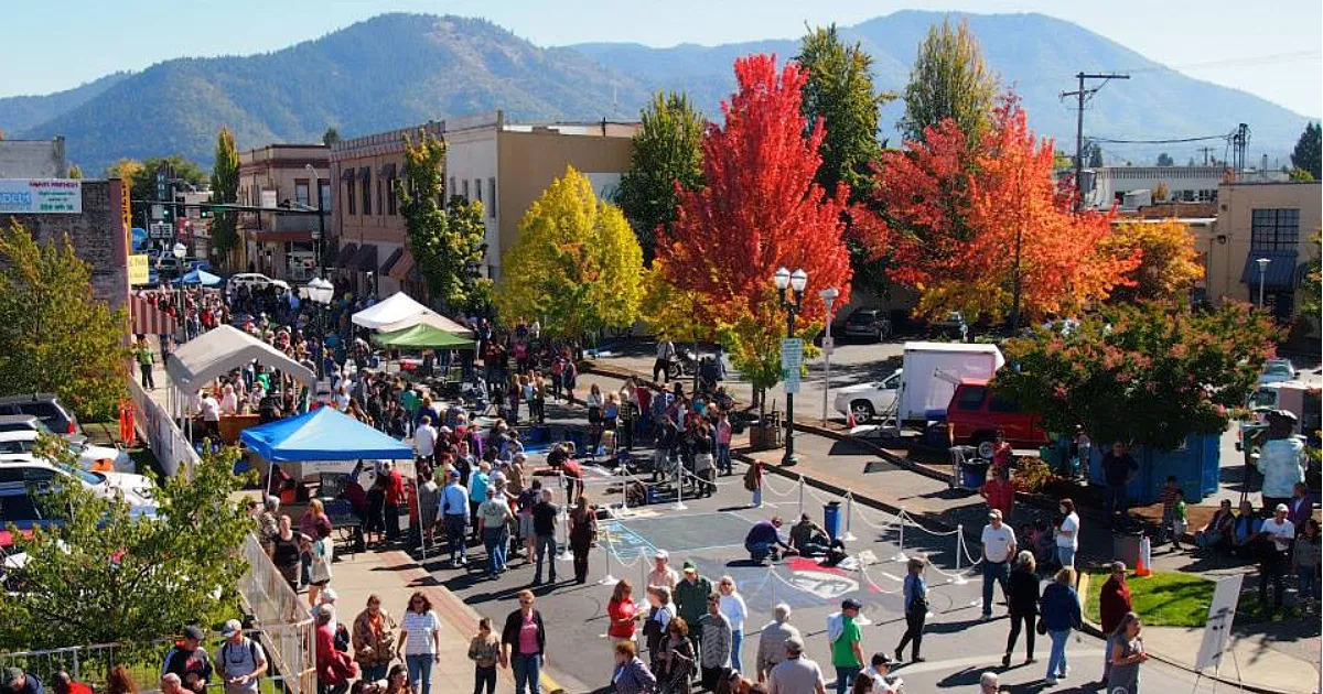 Every Fall, This Small City In Oregon Holds An Eye-Catching Street ...
