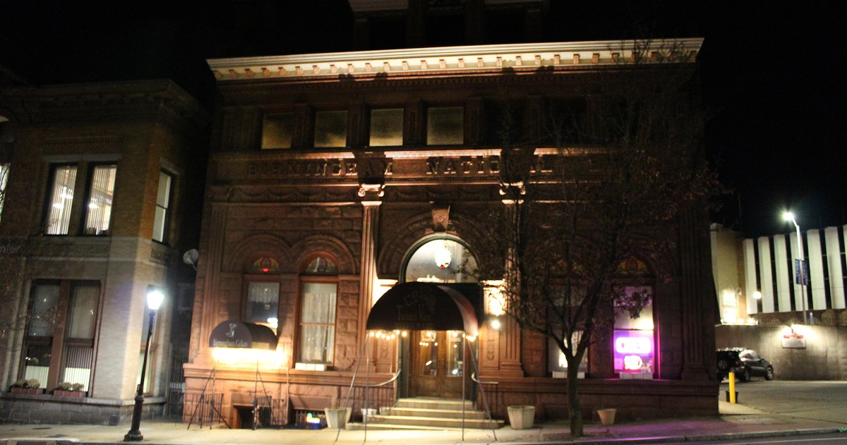 This Haunted Restaurant In Connecticut Hosts Paranormal Nights