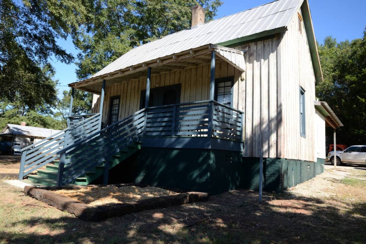 Book A Stay At This Railroad House Airbnb In Alabama