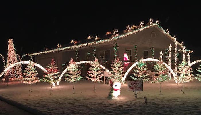 This Small Town Has The Best Holiday Light Display In Iowa
