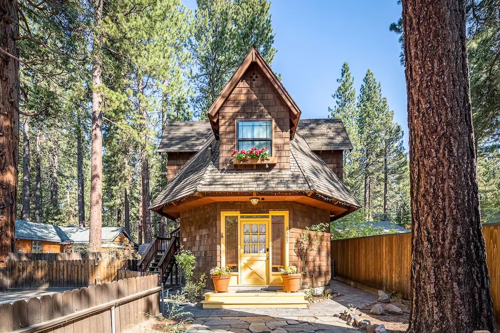 This Cottage In Northern California Is Perfect For The Holidays