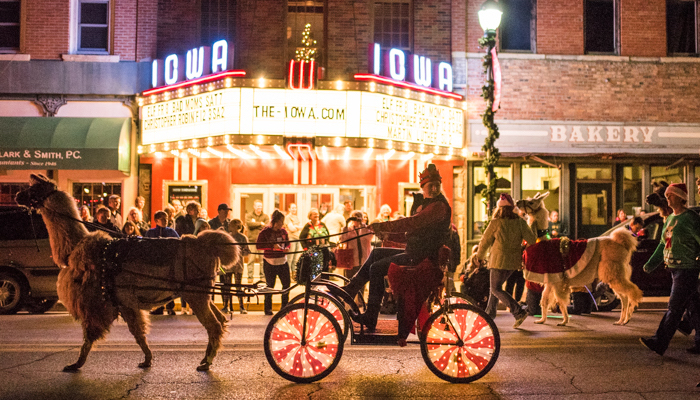 Winterset Hosts The Best Old-Fashioned Christmas In Iowa