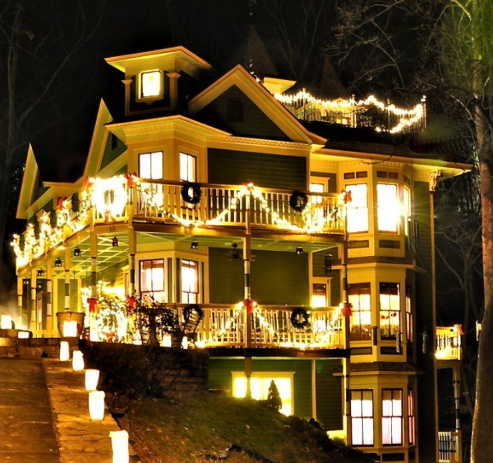 This Mansion Tour In Arkansas Is Filled With Pure Holiday Magic