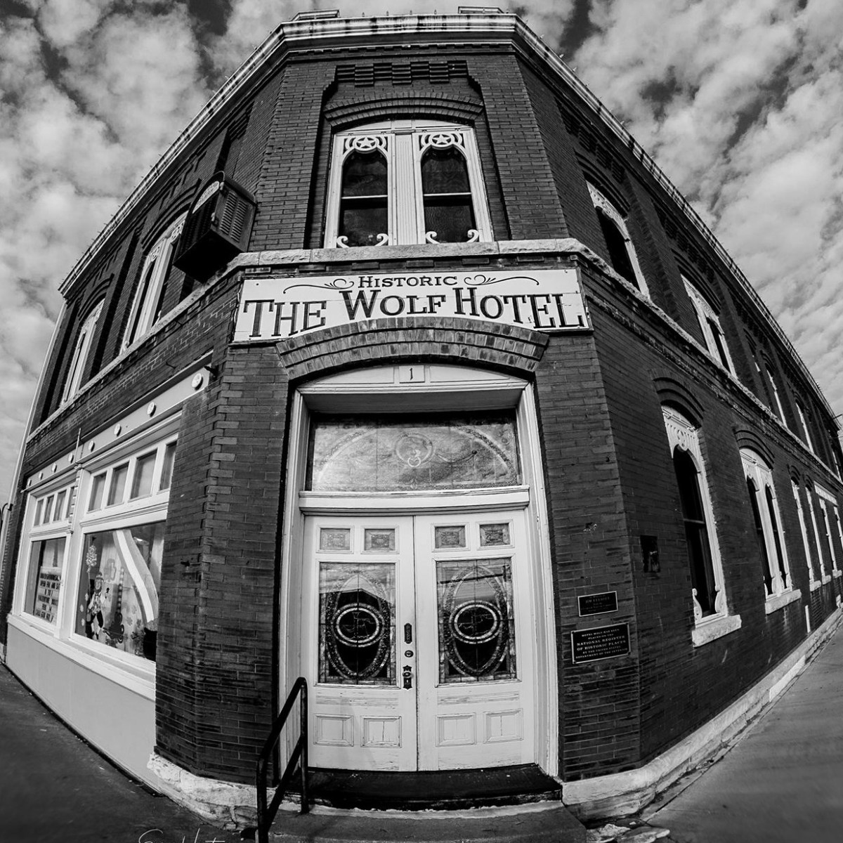This Haunted Hotel In Kansas Is Historic And Gorgeous