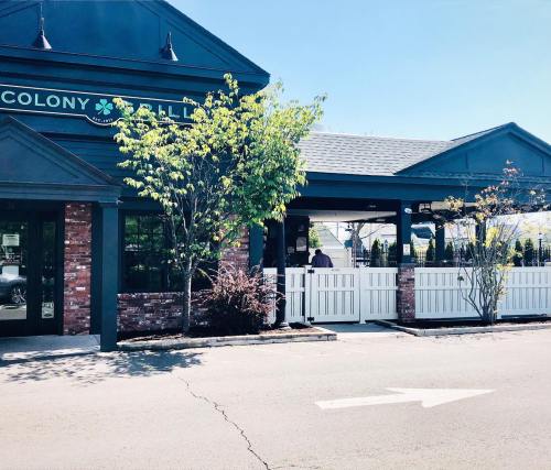 Colony Grill's Hot Oil Pizza In Connecticut Has A Cult Following