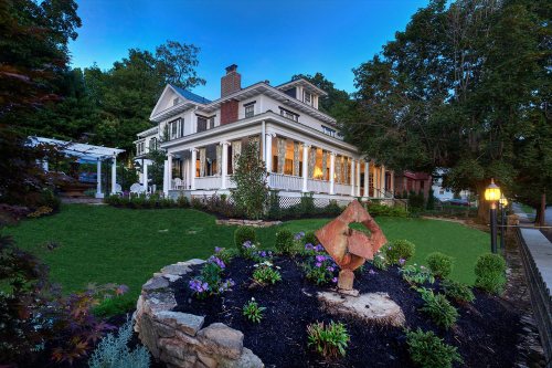 This Iconic Inn In Bluefield, West Virginia, Has The Coolest Rooms
