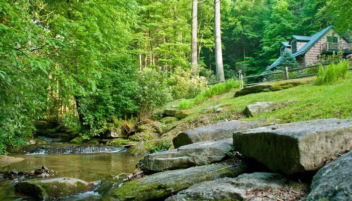 Enjoy These Cozy Waterfall Cabins In North Carolina