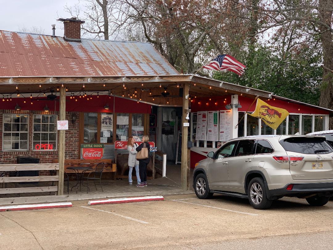 This Tiny Restaurant In Mississippi Always Has A Line Out The Door, And ...