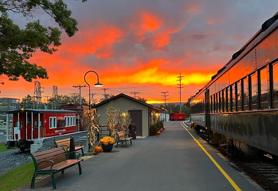 Enjoy A Scenic Train Ride And Spend The Night In A Railroad-Themed Inn ...
