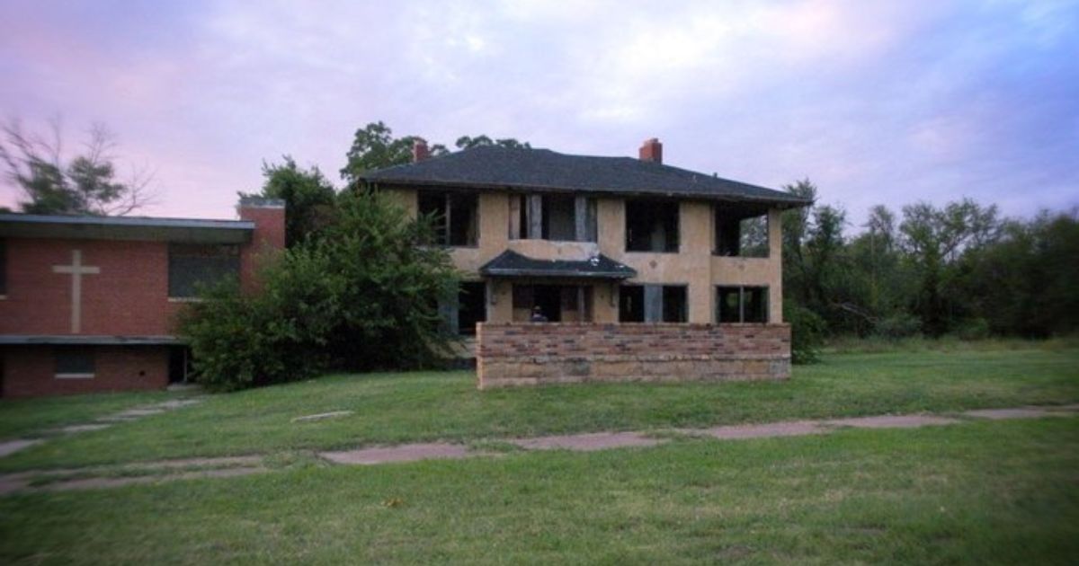 13 Staggering Photos Of An Abandoned Asylum Hiding In Oklahoma