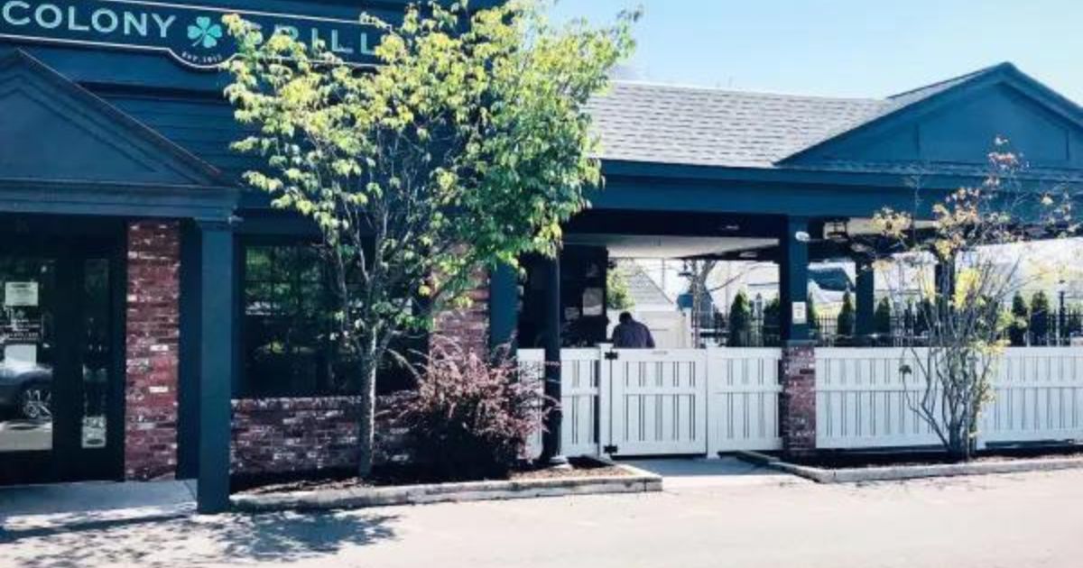 Colony Grill's Hot Oil Pizza In Connecticut Has A Cult Following