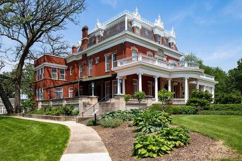 These Historic Landmarks In DeKalb, Illinois Are Photo-Worthy
