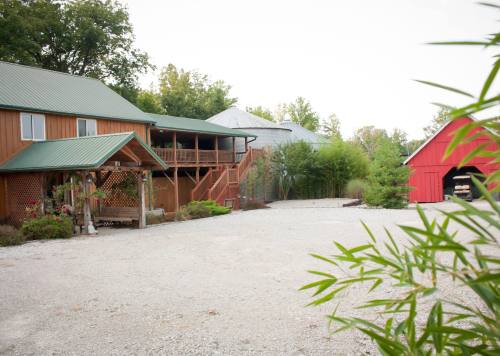 Rustic Getaways In Indiana: Elk Ridge Ranch Is Luxurious