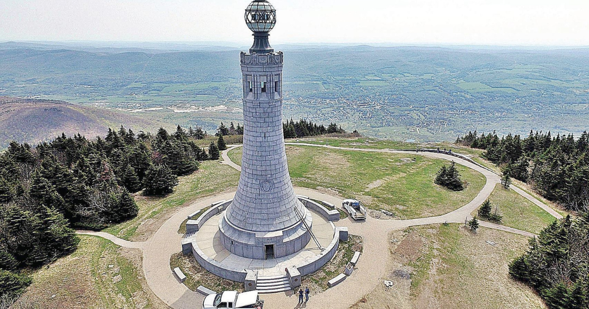 This Scenic Drive Runs Straight Through Massachusetts’ Mount Greylock ...
