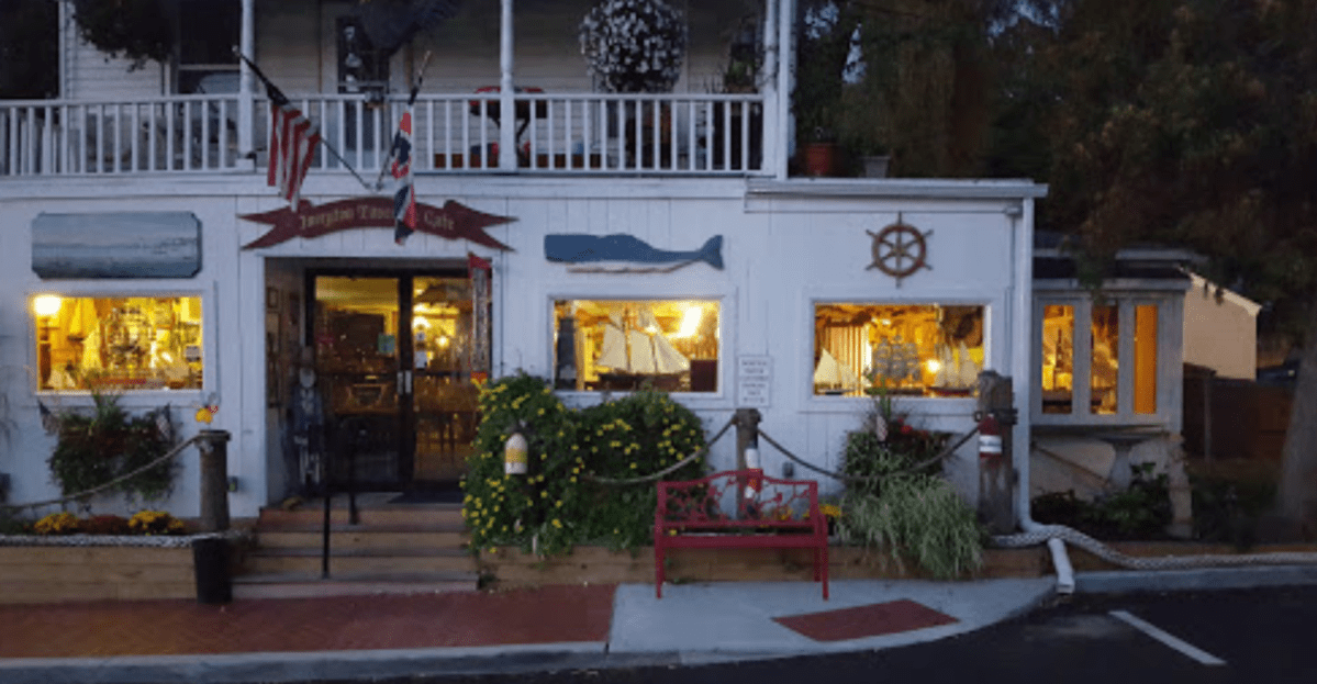 Ivoryton Tavern Has The Biggest Burgers In Essex, Connecticut