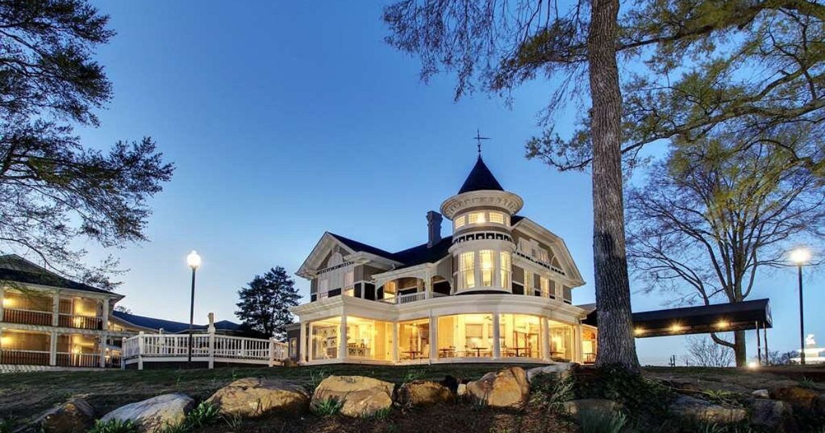 The History Behind This Victorian Hotel In Alabama Is Both Eerie And ...