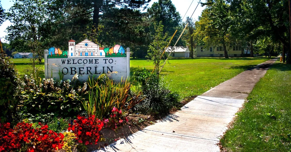 This Enchanting And Historic Town In Ohio Is The Perfect Day Trip ...