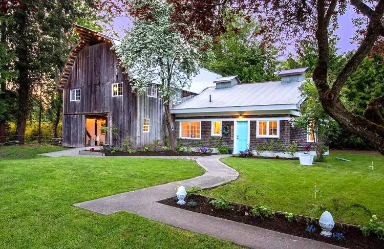 12 Best Farm Stays In The USA: Charming Farmhouse Rentals