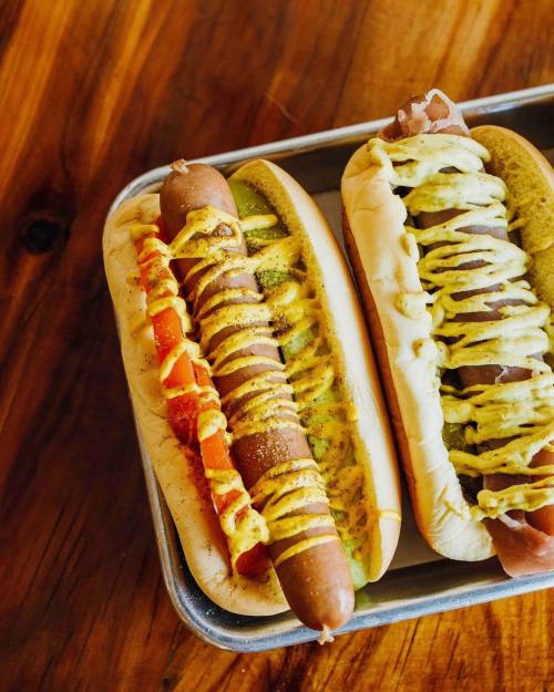 Wally's Wieners: Popular Hot Dog Shop In Newport, Rhode Island