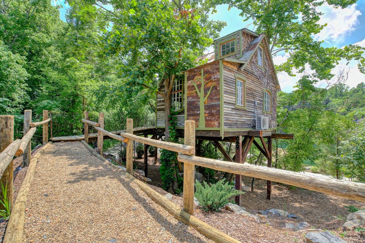 Stay In This Truly Unique Treehouse In Johnson City Tennessee
