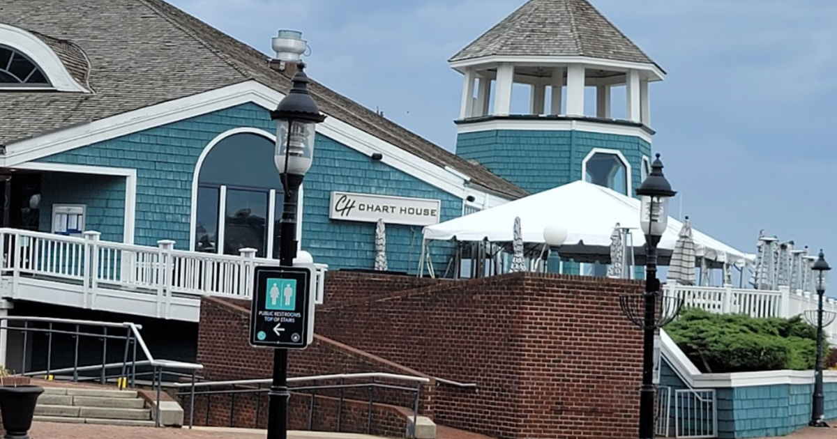 Dine At The Chart House Restaurant In Alexandria, Virginia