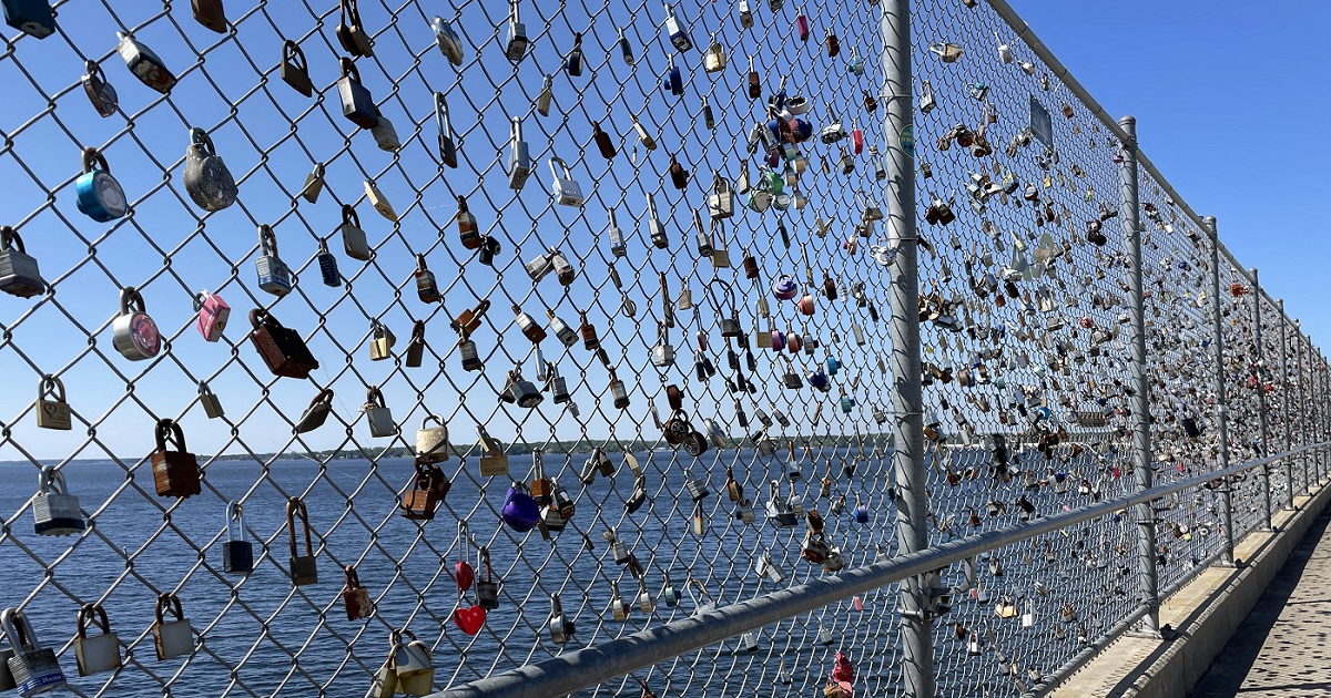 The Story Behind The Paris Love Locks Tradition That Made Its Way To ...