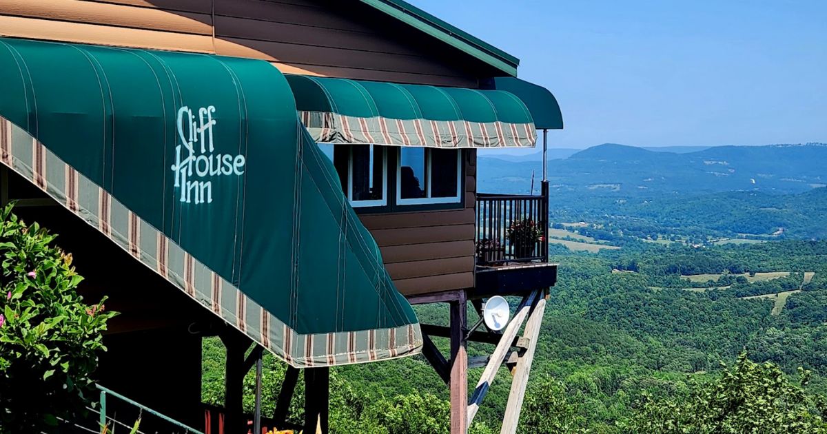 The Cliff House Inn In Arkansas Is Beautifully Remote