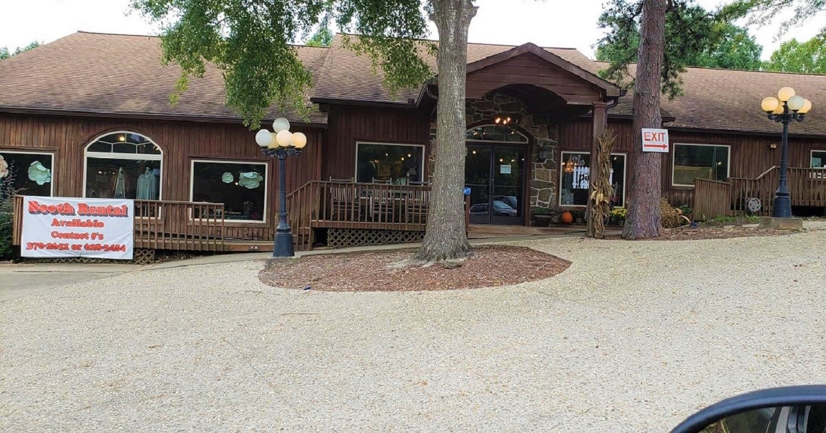 Quaint Shopping Village in Arkansas: The Country Village, Star City