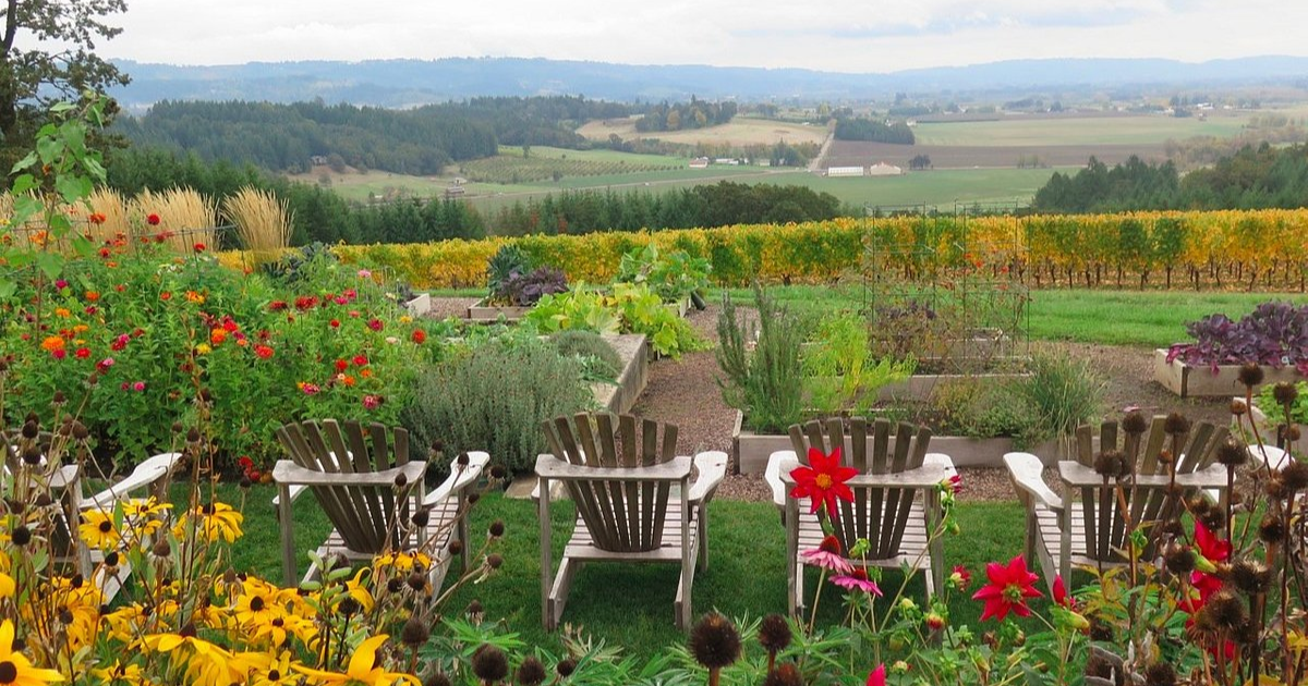 The Charming Small Town in Oregon That’s Perfect For A Fall Day Trip