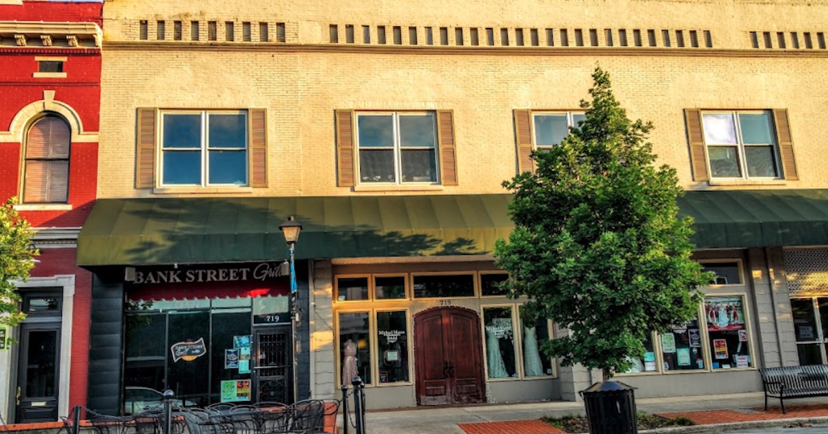 Bank Street Grill: Tiny Restaurant in Decatur, Alabama