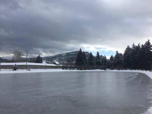 This Outdoor Ice Rink In Montana Is A Winter Wonderland