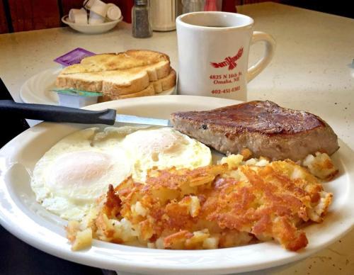 Nite Hawkes Cafe: The Best Biscuits And Gravy In Omaha, NE