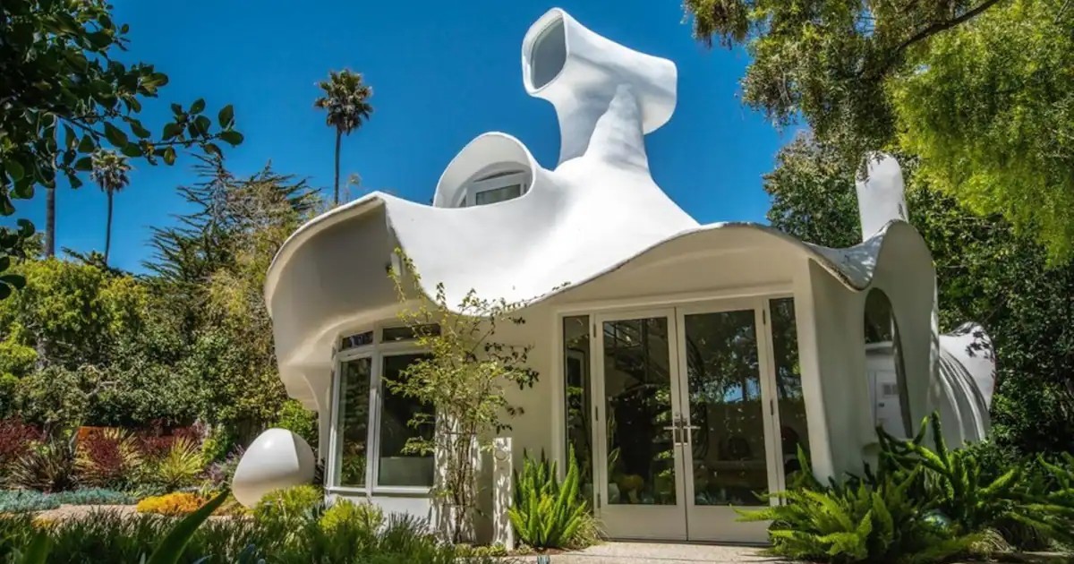 Book A Stay: Spaceship Airbnb In Northern California