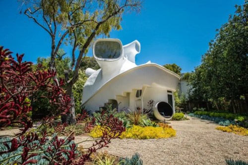 Book A Stay: Spaceship Airbnb In Northern California