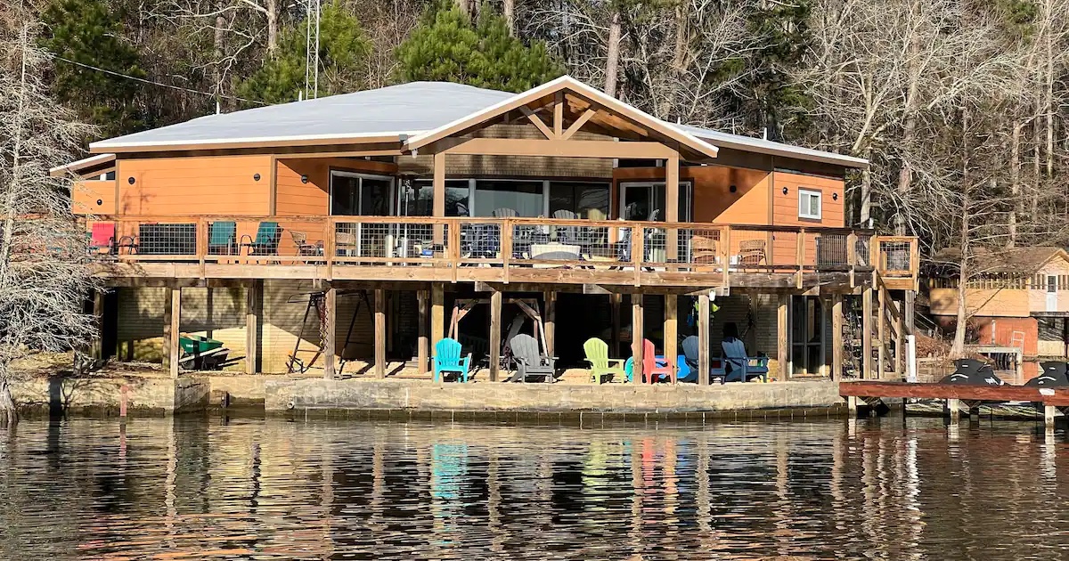 The Mother Ship: Lake Jordan Vacation Rental In Titus, Alabama