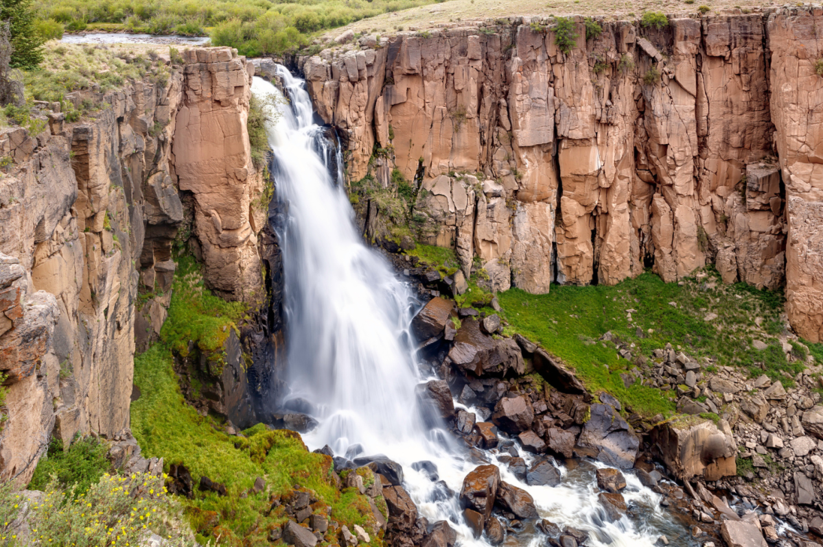12 Best Waterfalls in Colorado for Beginners to Hiking Enthusiasts