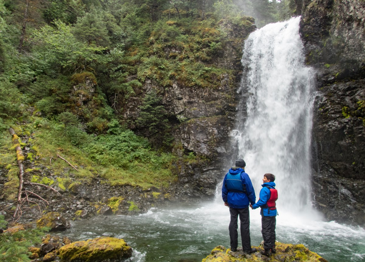 12 Best Waterfalls in Alaska