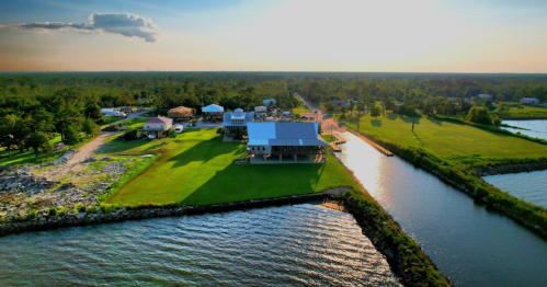 Must-Try Waterfront Restaurant In Louisiana: Frenier Landing