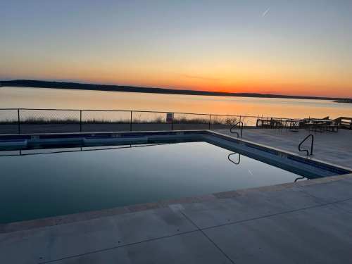 High Tide 21: Restaurant With A Pool In Perry, KS