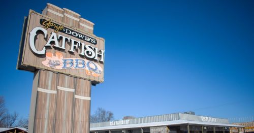 The Roadside Catfish Restaurant in Missouri Locals Swear By