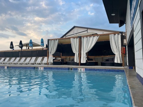 High Tide 21: Restaurant With A Pool In Perry, KS